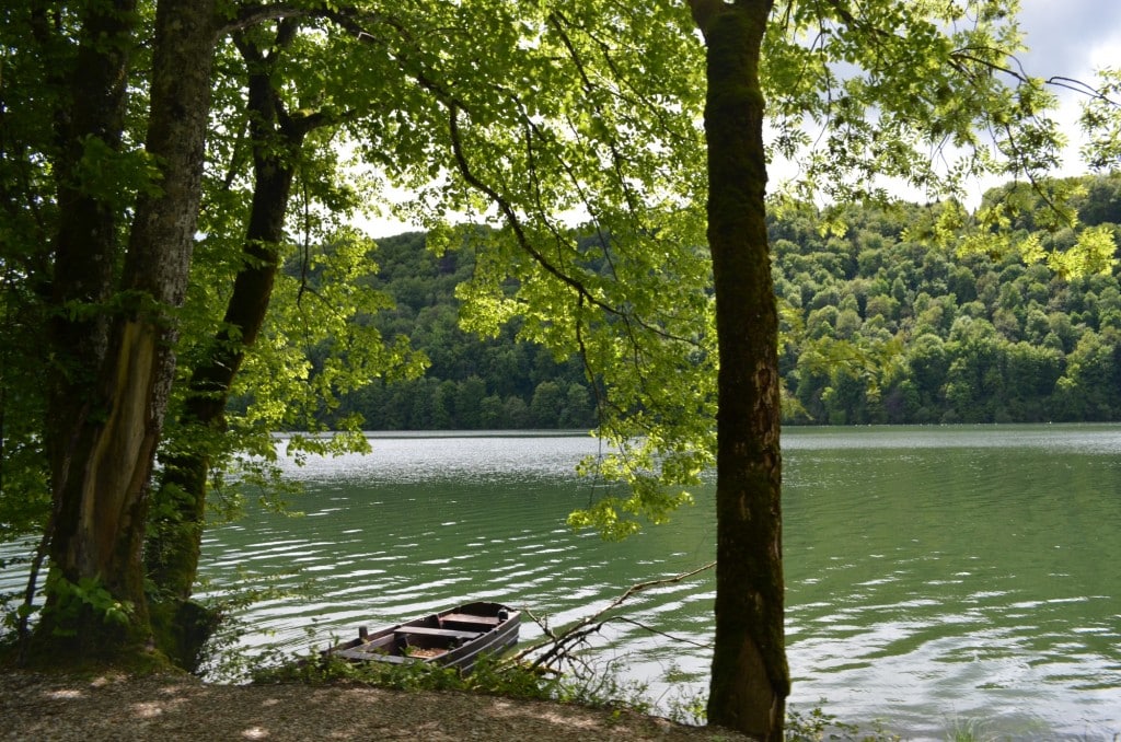 Découvrez les eaux calmes du lac du Val dans le Jura