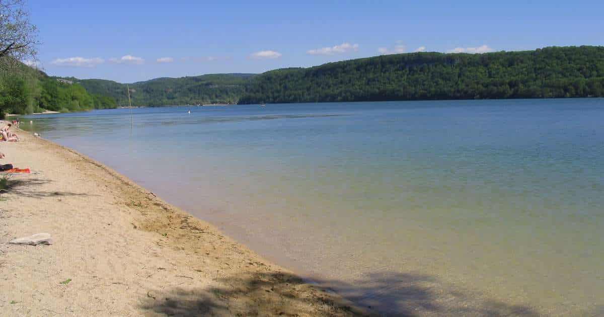 Le lac de Chalain un lac naturel du Jura